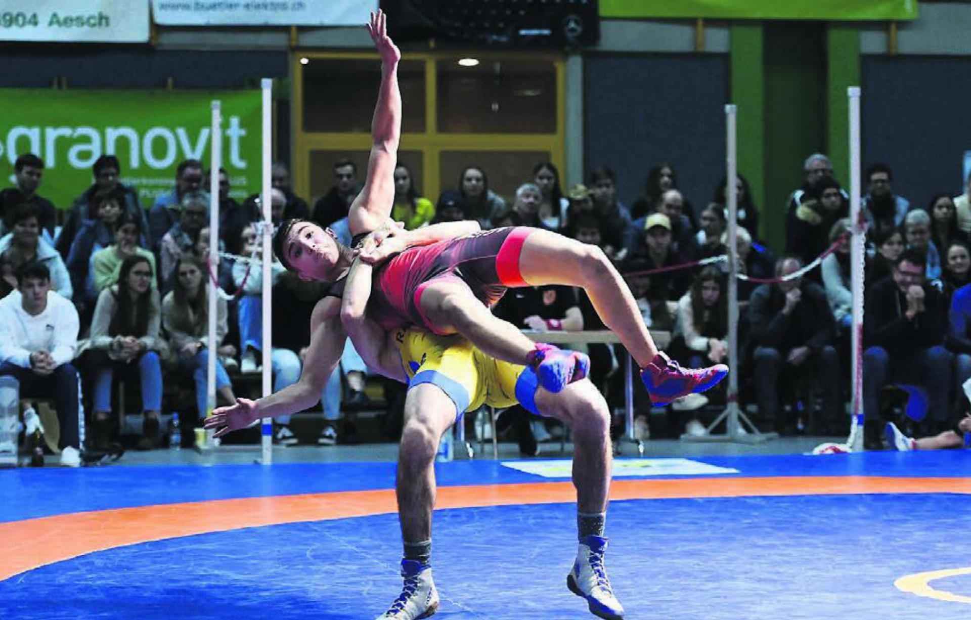 Justin Raffin (in Rot) hat im kleinen Final gegen Einsiedeln Mühe mit ...