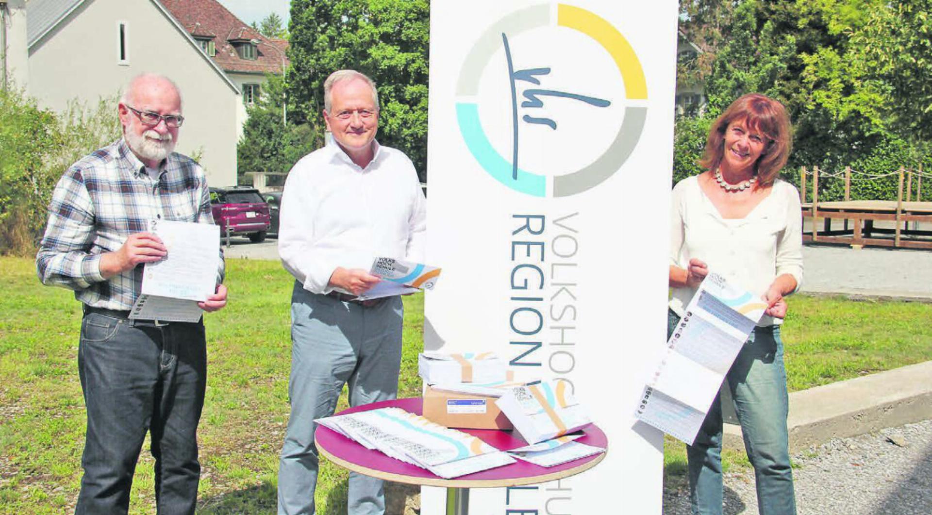 Präsident Bruno Breitschmid (links), Daniel Kurz und Edith Weber freuen ...