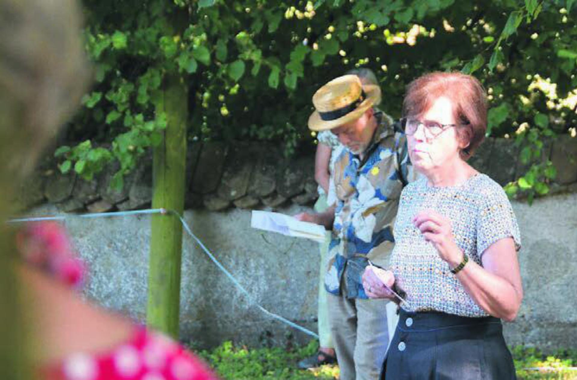 Brigitte Zimmermann und Thomas Frei (mit Hut) kuratierten die Ausstellung.