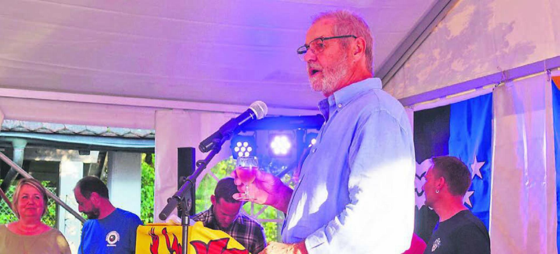 Fredy Lutz stösst auf seine Gemeinde Islisberg an. Bild: sus